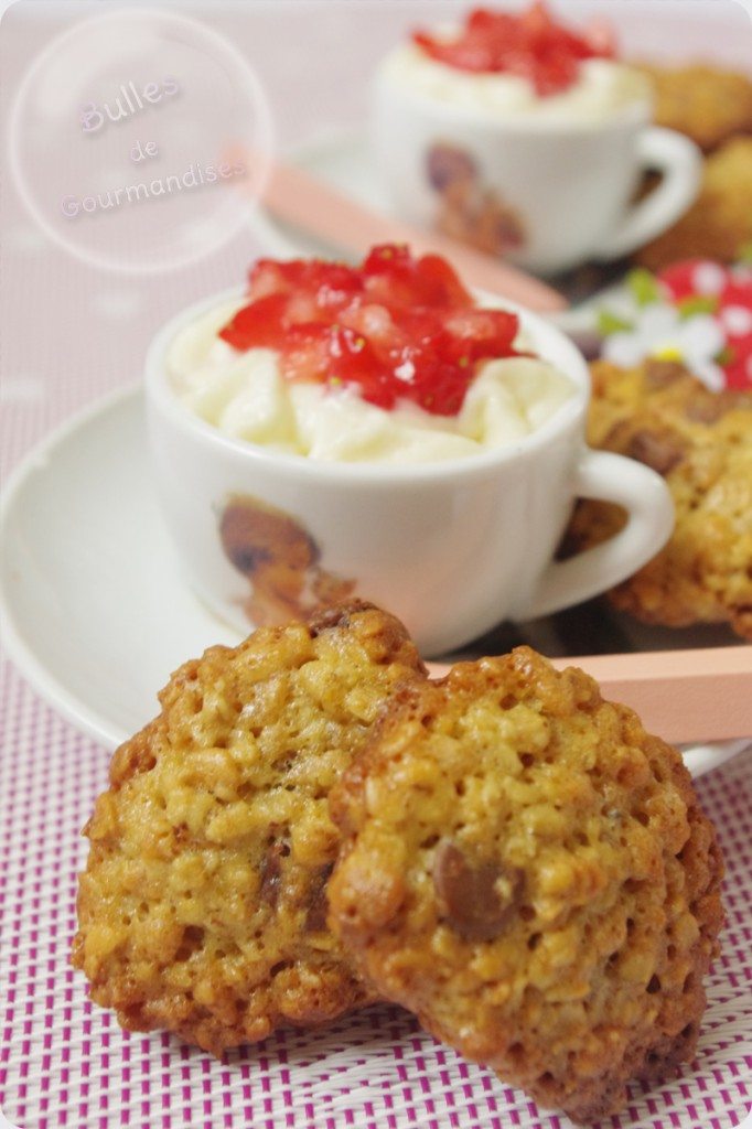 Mousse chocolat blanc et fraises, biscuits aux flocons d'avoine ...
